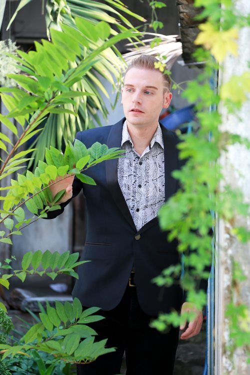 Kyo York tình tứ lãng mạn cùng Khánh Loan trong MV