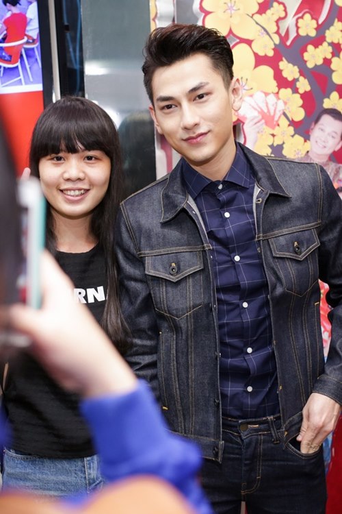 Isaac cùng nhóm 365 bị fan vây kín tại rạp chiếu phim