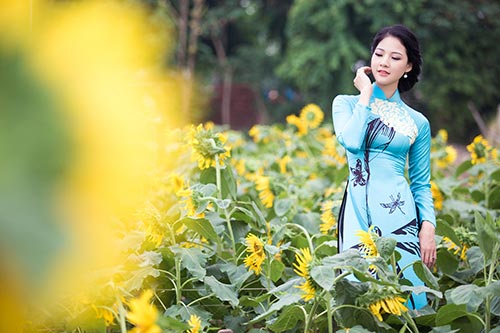 HH quý bà Trần Thị Quỳnh, Sonya Sương Đặng đọ dáng mềm