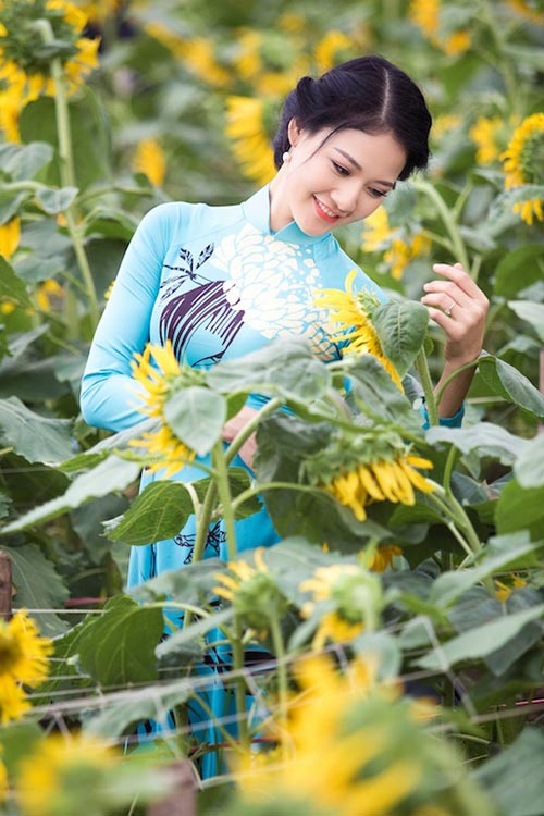 HH quý bà Trần Thị Quỳnh, Sonya Sương Đặng đọ dáng mềm