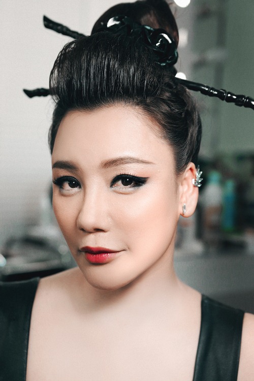 Cô giáo Hồ Quỳnh Hương hứa hẹn bùng nổ khi trở lại Vbiz