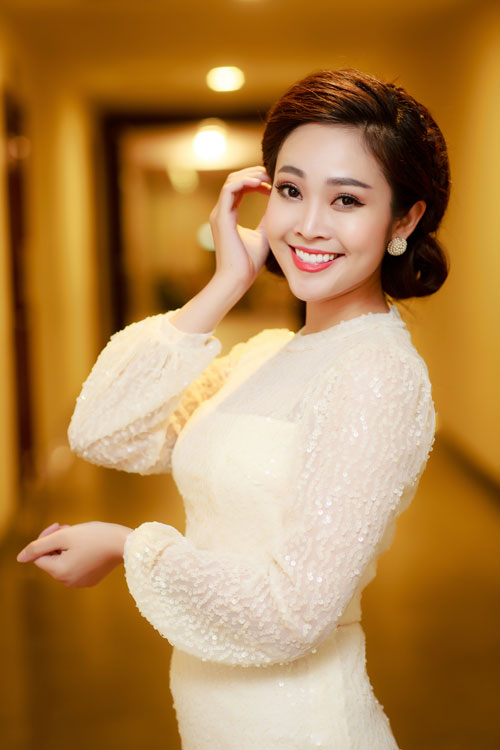 MC Thùy Linh đẹp nền nã bên Bằng Kiều, Văn Mai Hương