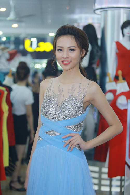 Hh Mai Phương Thúy Quyến Rũ Trong Thiết Kế Hoangtu Mora