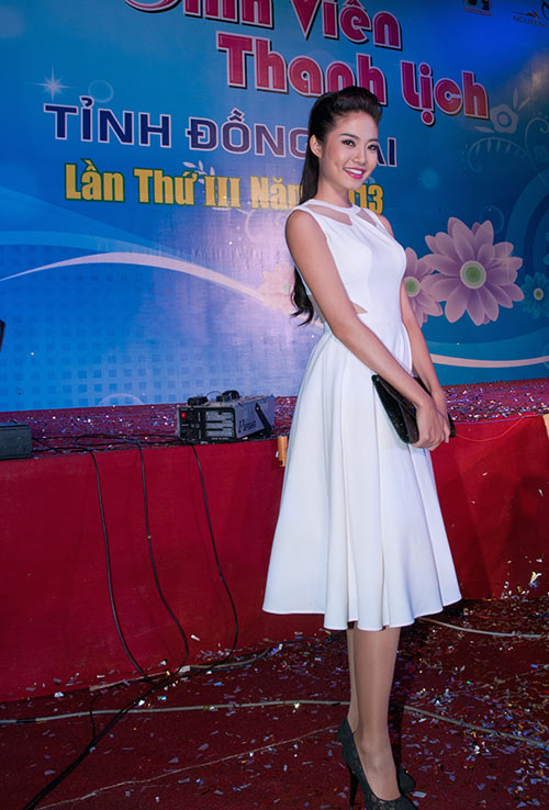 Ninh Hoàng Ngân duyên dáng ngồi ghế nóng | Ninh Hoang Ngan