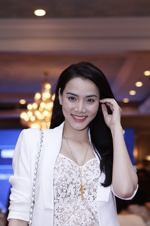 Trang Nhung lăng-xê vòng 1 ý nhị