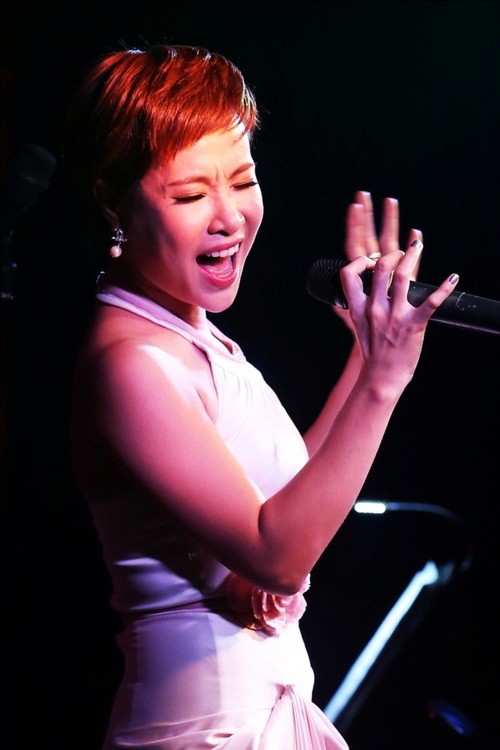 Uyên Linh phiêu thả ga bên Nguyên Thảo