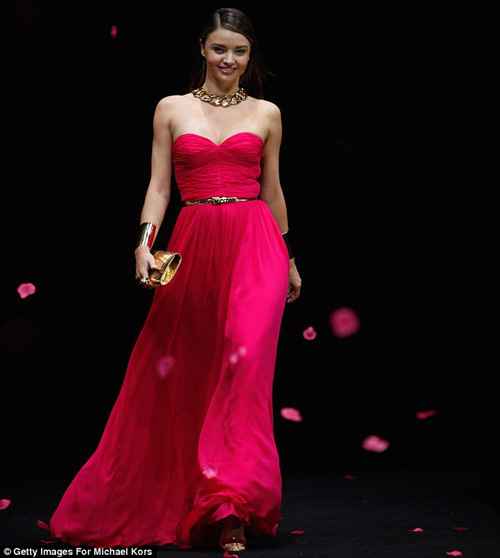 Angelina Jolie gây chú ý vì kiểu giày lạ