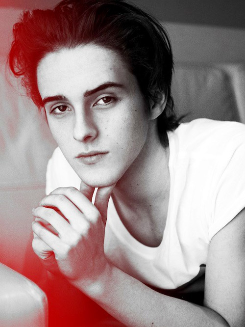 Ngất ngây trước vẻ điển trai của Alexander Watson