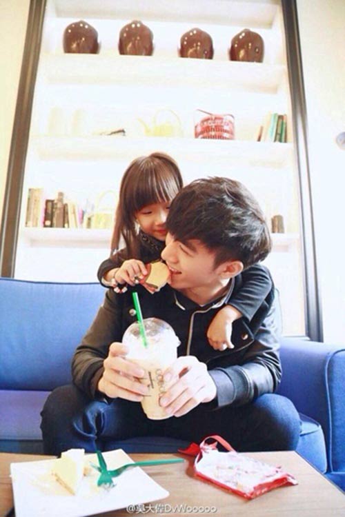 Cặp Anh Trai Em Gái Hơn Nhau 18 Tuổi đẹp Như Tranh