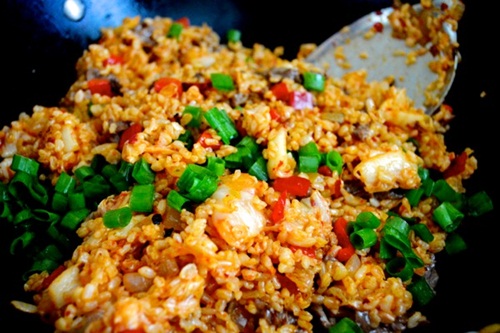 Cơm rang thịt bò, kim chi đầy hấp dẫn