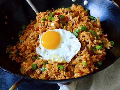 Cơm rang thịt bò, kim chi đầy hấp dẫn