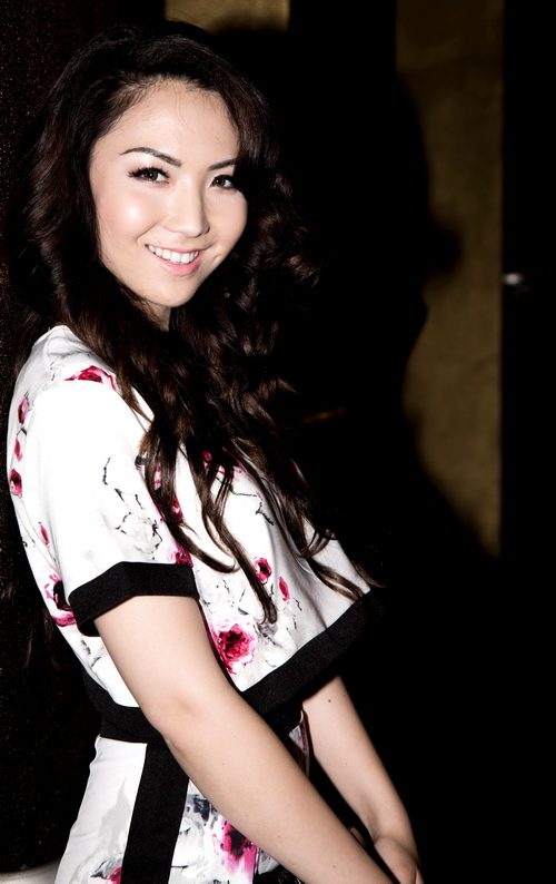 Hà Hồ mặc váy xuyên thấu bên HH Jennifer Chung