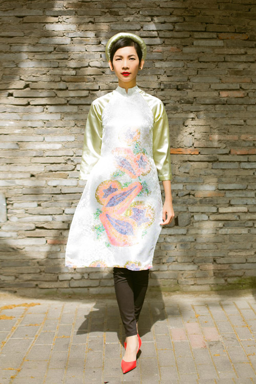 Xuân Lan đội mấn dịu dàng trên đường phố Thượng Hải