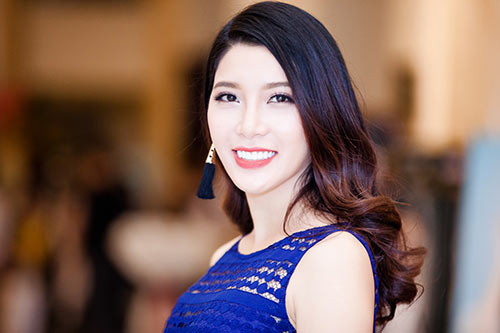 Diễn viên Yan My tay trong tay đàn anh Quang Hòa