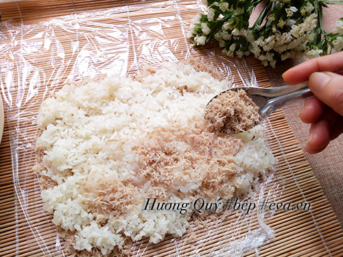 Xôi cuộn ruốc thơm ngon, đẹp mắt ai nhìn thấy cũng muốn ăn ngay