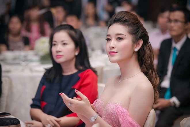 Á hậu Huyền My suy sụp, hủy nhiều show diễn