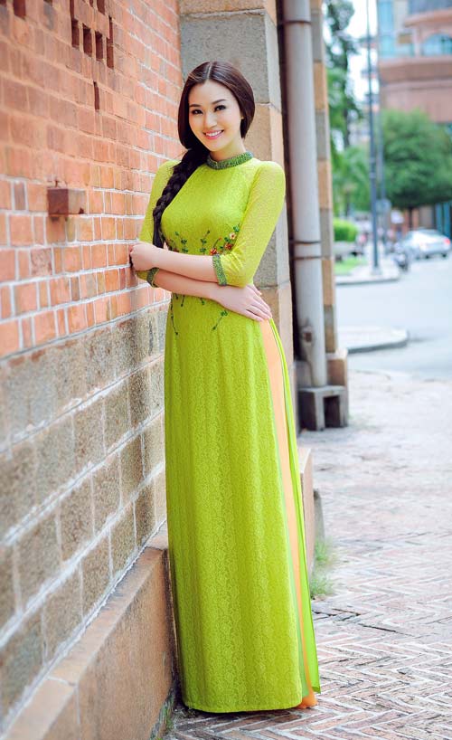 Khánh My ngày càng đắt show đại sứ