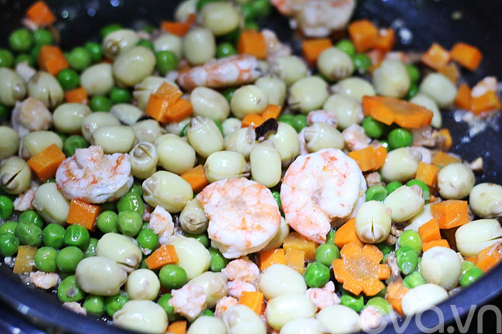 Cach lam com hap la sen: Nấu cơm hấp lá sen thật đơn giản