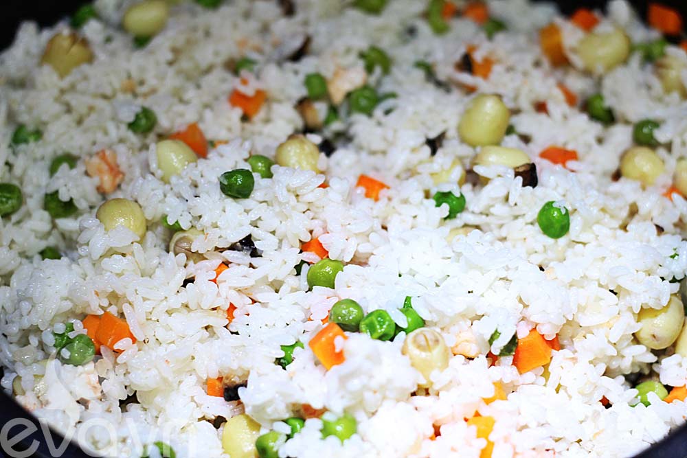 Cach lam com hap la sen: Nấu cơm hấp lá sen thật đơn giản