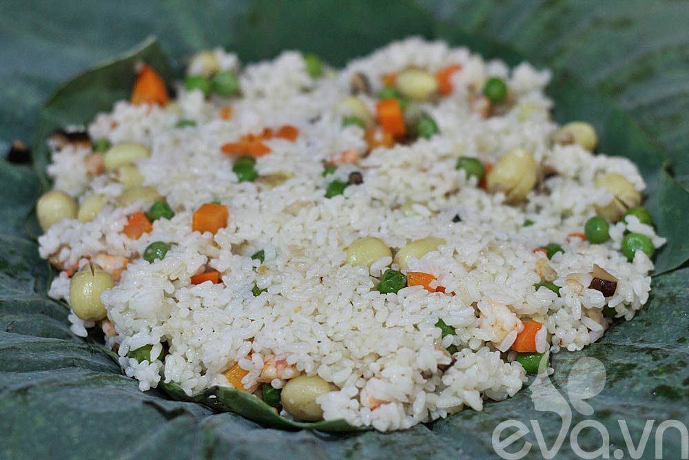 Cach lam com hap la sen: Nấu cơm hấp lá sen thật đơn giản