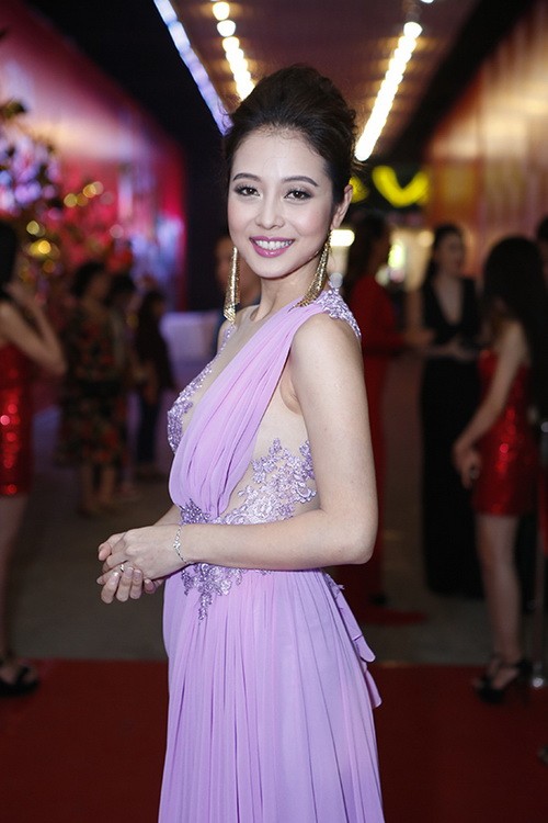 Jennifer Phạm, Thanh Hằng khoe ngực ý nhị giữa sự kiện