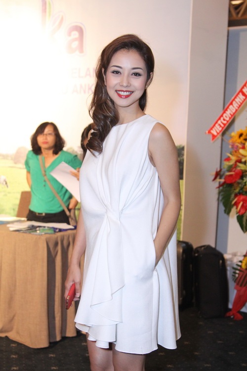 HH Jennifer Phạm, Hương Giang đọ vẻ rạng ngời