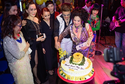 Thanh Bạch hạnh phúc trong đám cưới lần thứ 9 với doanh nhân Thúy Nga