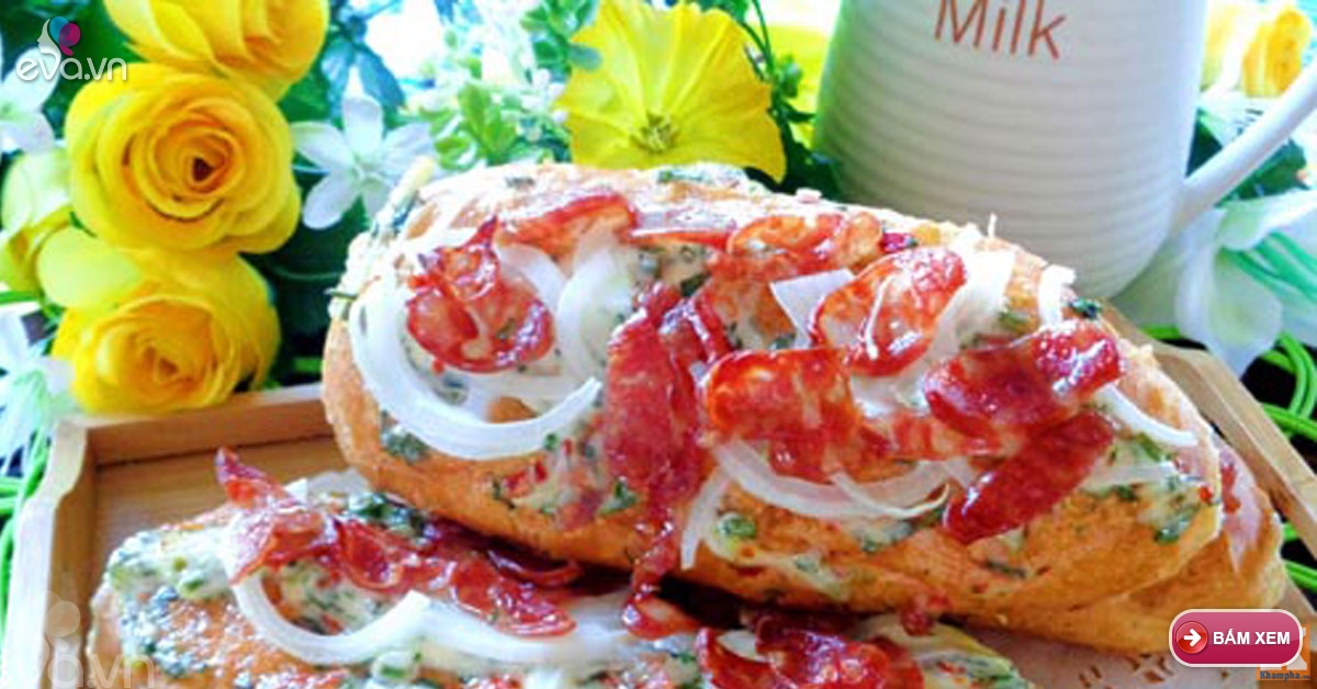 Bánh mì lạp xưởng nướng thơm lừng bữa sáng