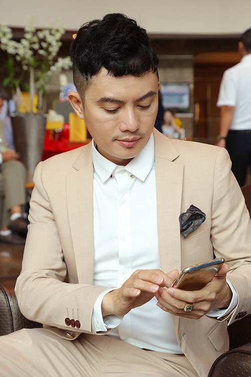 Lý Nhã Kỳ áo dài duyên dáng bên Ngô Nhật Huy trong sự kiện