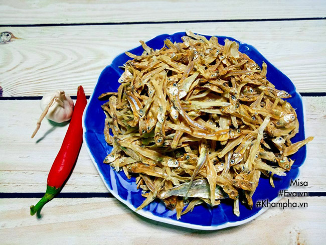 Cách làm món cá cơm khô rim tỏi ớt thơm ngon tốn cơm vô cùng