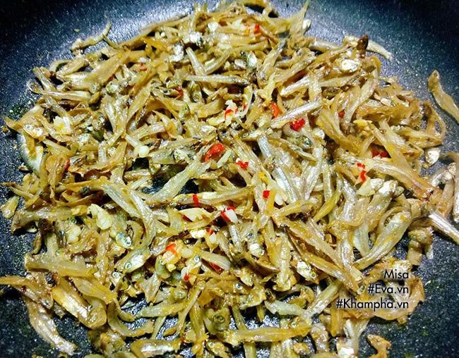 Cách làm món cá cơm khô rim tỏi ớt thơm ngon tốn cơm vô cùng