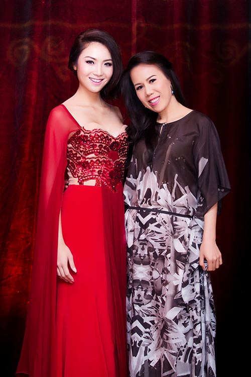 Jennifer Chung đọ vẻ sexy với Nguyễn Hồng Nhung