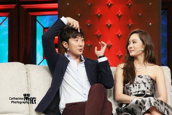 Vợ chồng Chae Rim vô tư khóa môi trên truyền hình