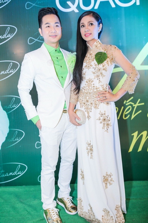 Việt Trinh thắm thiết ôm hôn Quách Tuấn Du