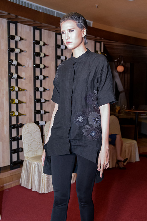 Hồng Xuân 1m90 theo Võ Hoàng Yến học catwalk