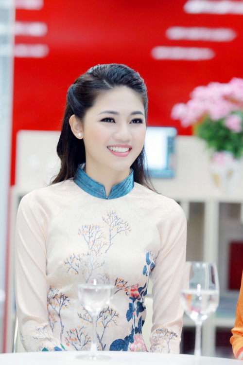 Thời trang sao: Mỹ Linh đẹp không góc chết với áo dài do Ngọc Hân thiết kế