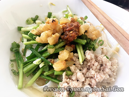 Hàng hủ tiếu cật heo miếng to đùng, nước lèo ngọt lịm nhìn là mê