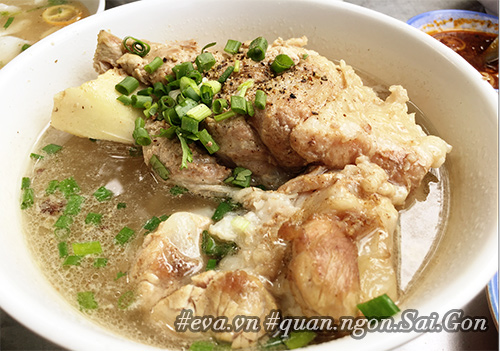 Hàng hủ tiếu cật heo miếng to đùng, nước lèo ngọt lịm nhìn là mê