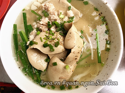 Hàng hủ tiếu cật heo miếng to đùng, nước lèo ngọt lịm nhìn là mê