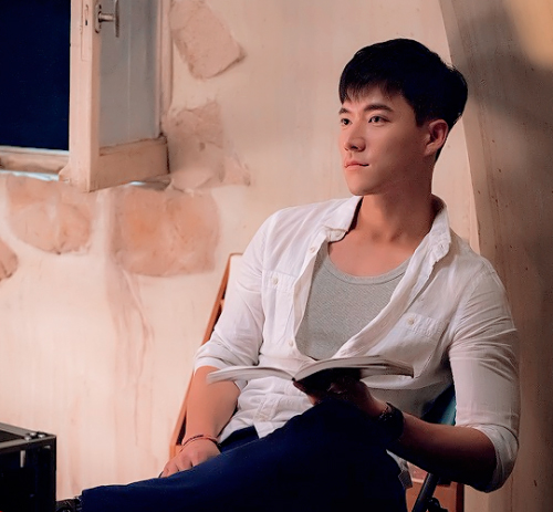 Bác sĩ Daniel của Hậu duệ mặt trời mặt lạnh lùng trong đám cưới